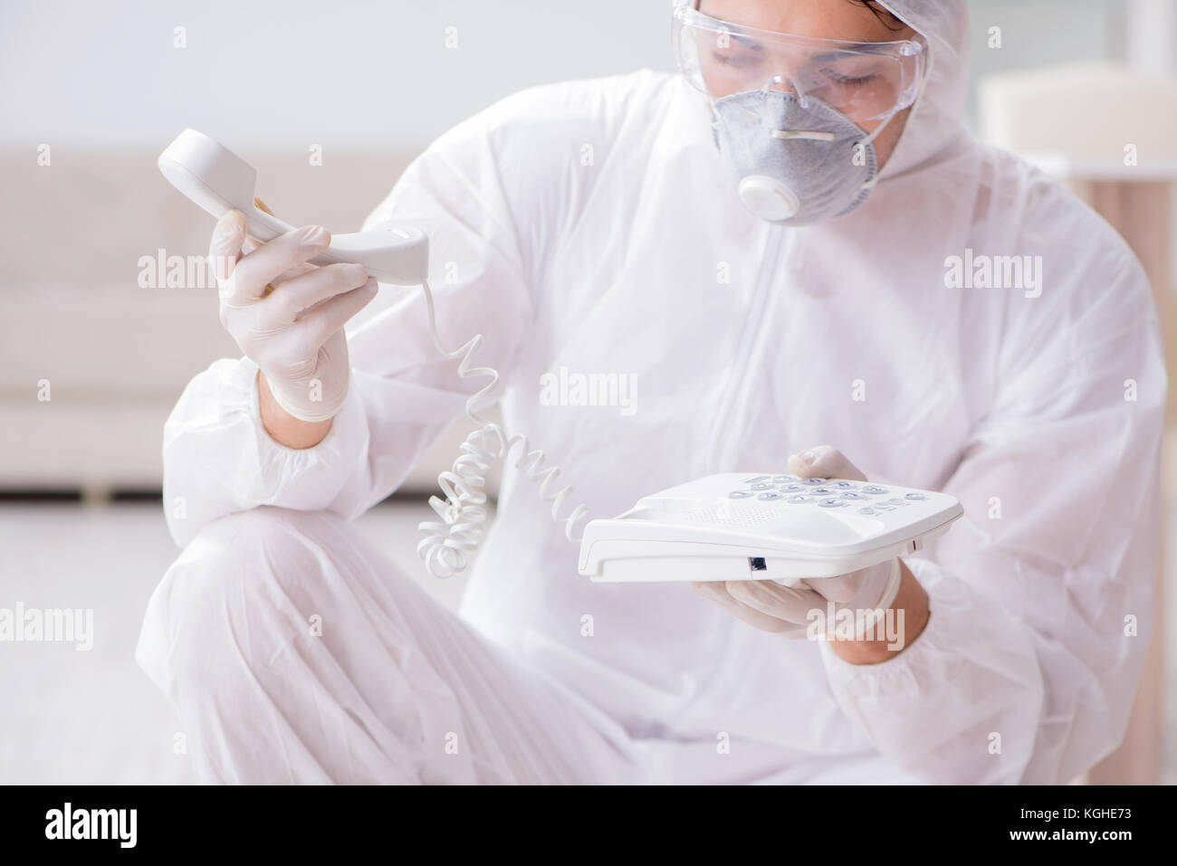 Forensic expert at crime scene doing investigation Stock Photo - Alamy