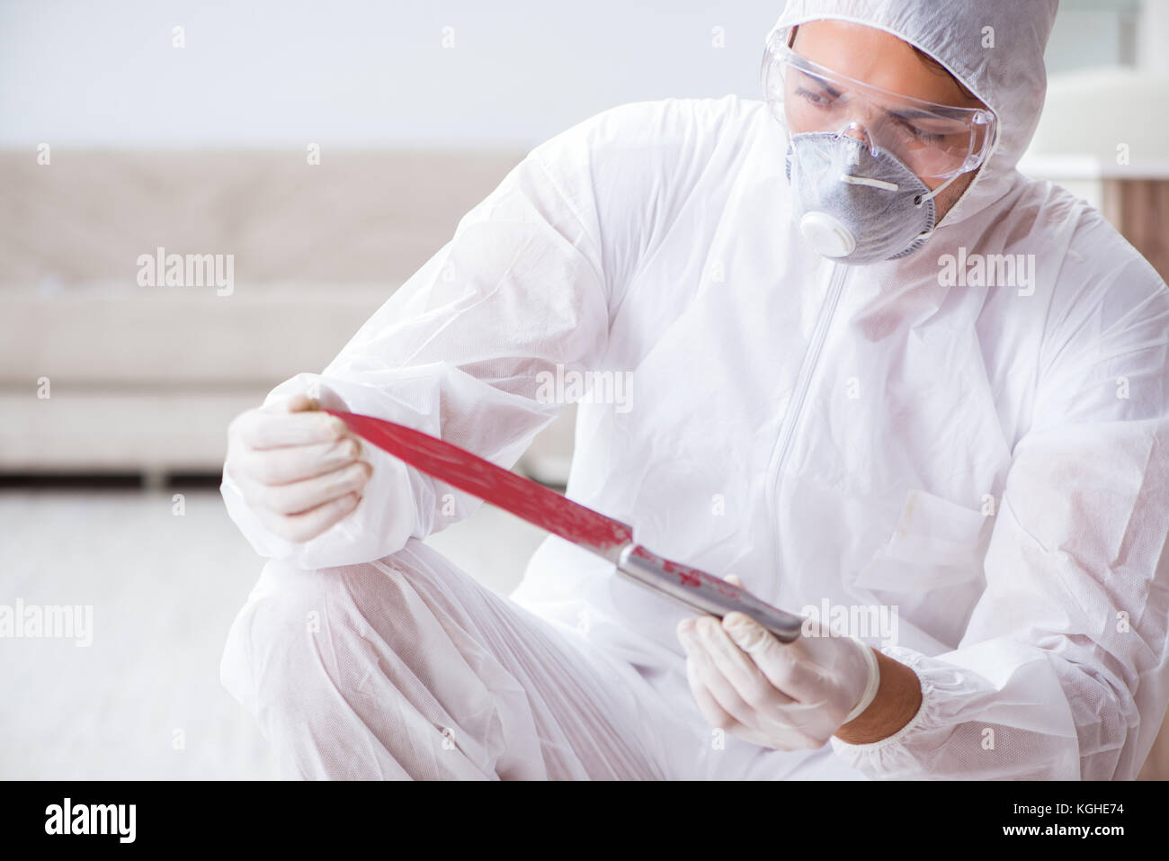 Forensic expert at crime scene doing investigation Stock Photo - Alamy