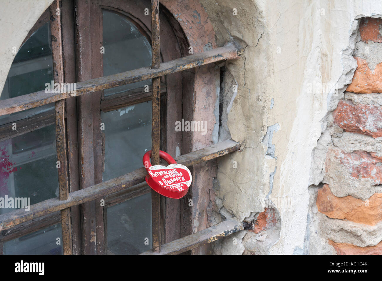 Lock iron bar hi-res stock photography and images - Alamy