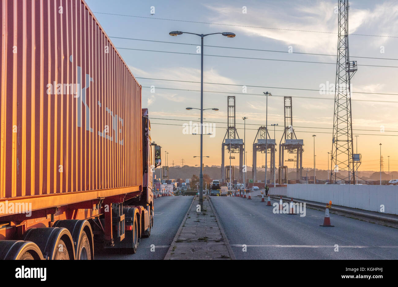 Lorry containers hi-res stock photography and images - Alamy