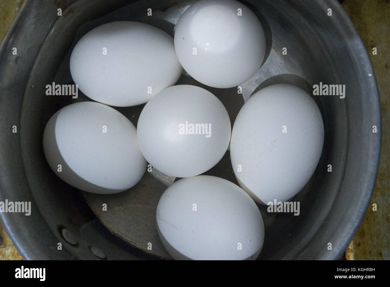 Unshelled egg hi-res stock photography and images - Alamy