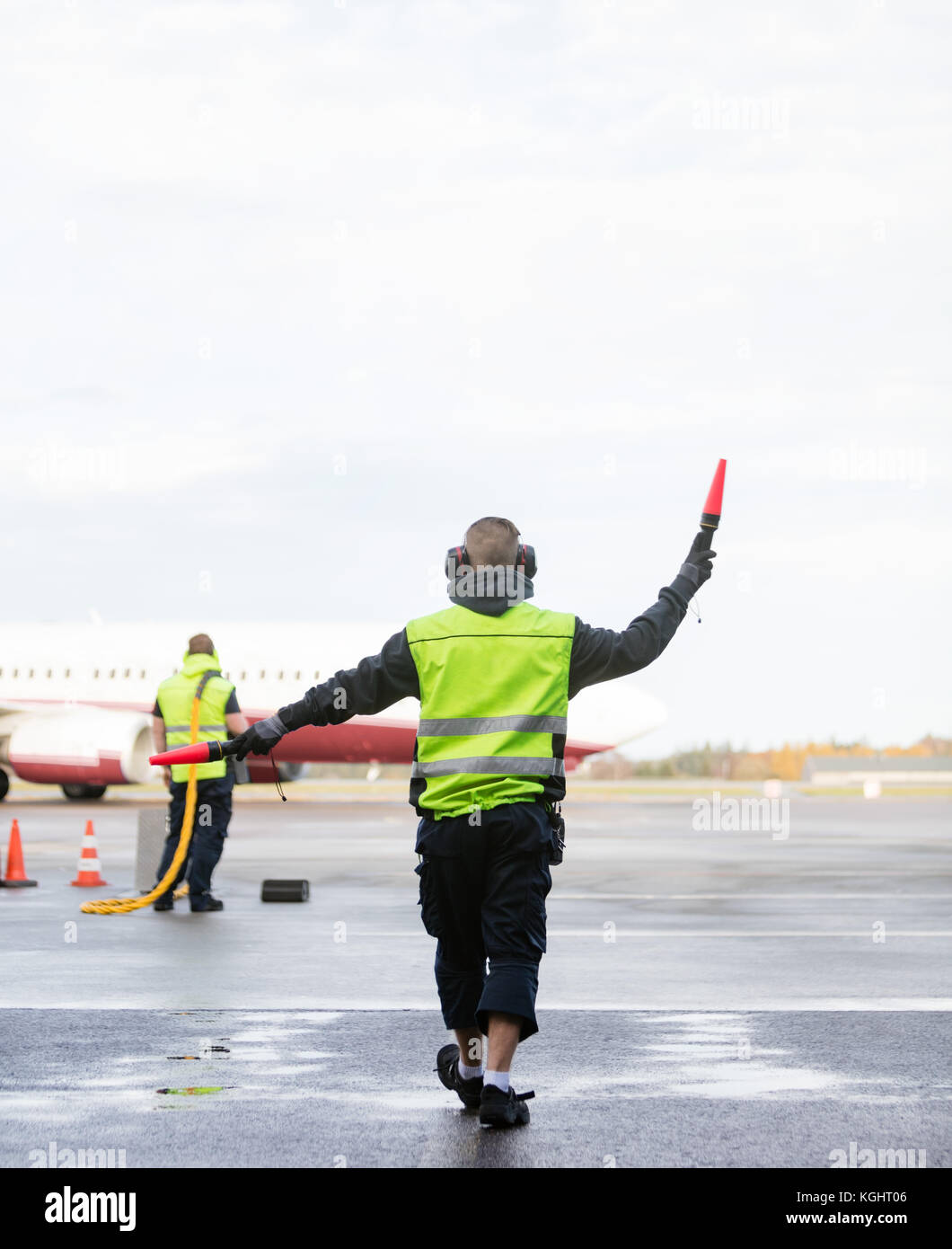 Airplane landing crew hi-res stock photography and images - Alamy