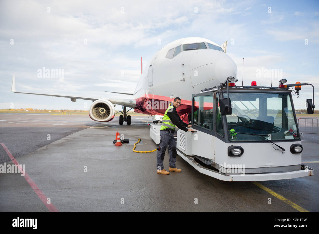 Ground crew truck hi-res stock photography and images - Alamy