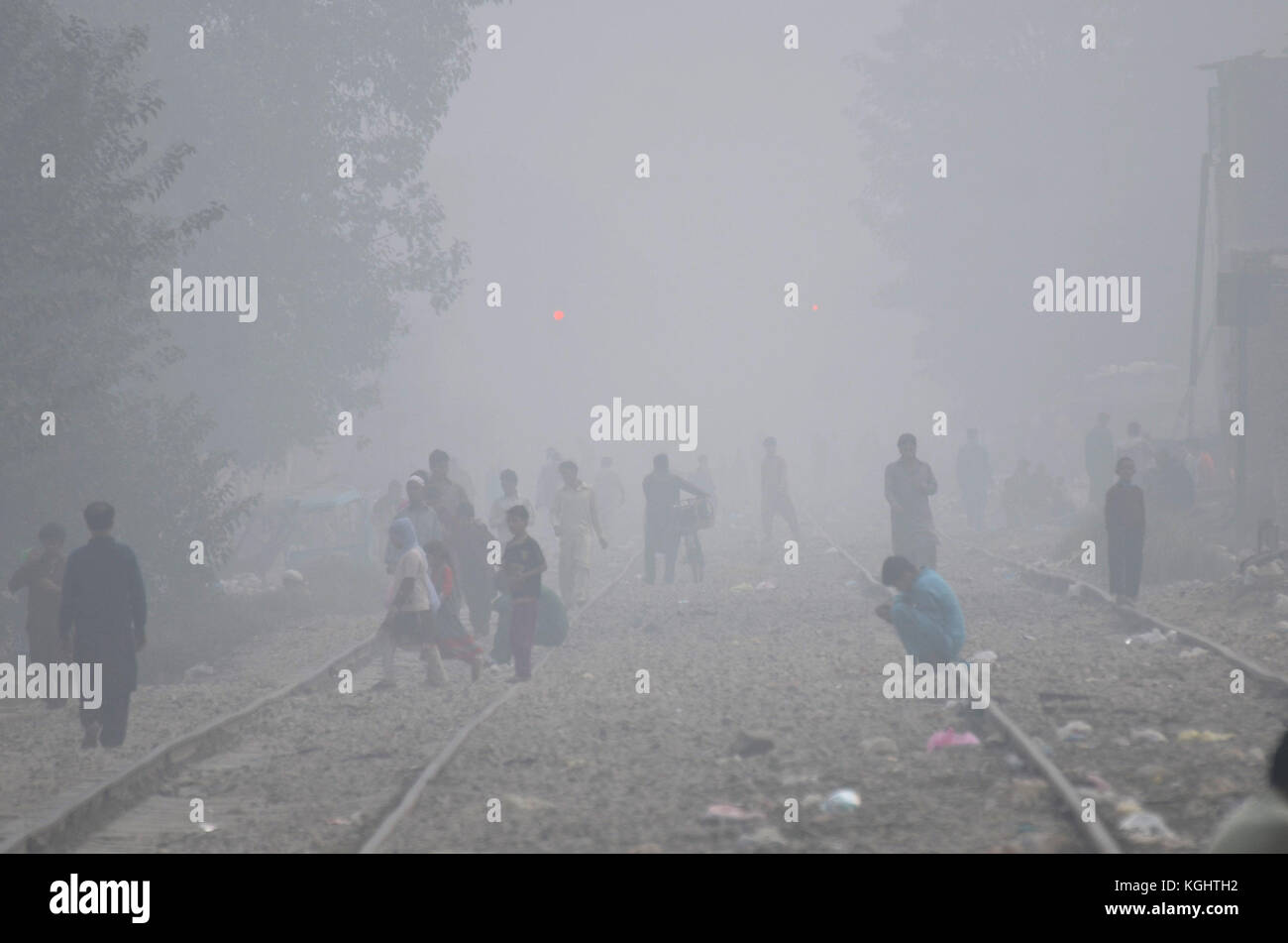 Lahore, Pakistan. 7th Nov, 2017. A view of the thick smog engulfs whole ...