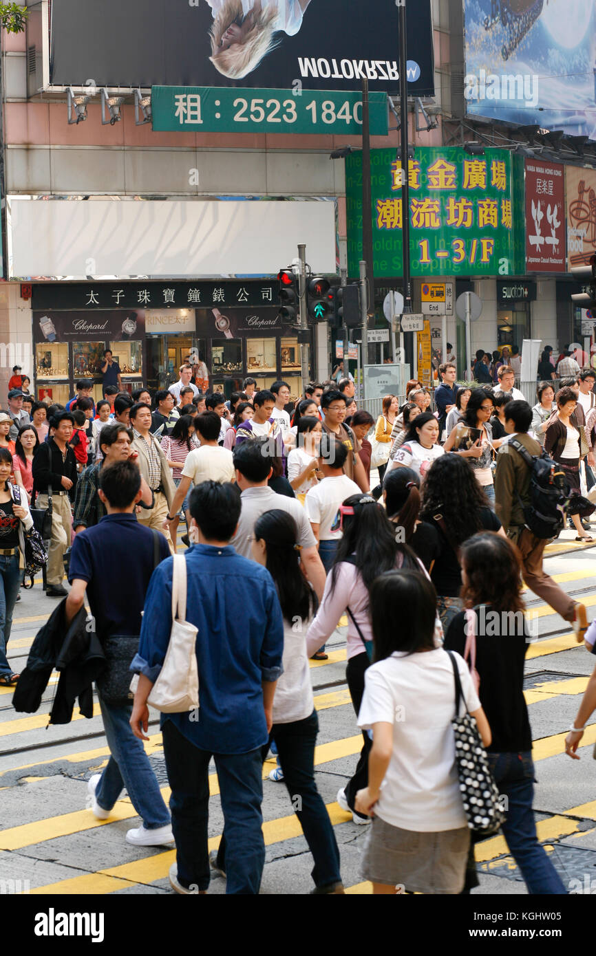 Pedestrians crossing the road Hong Kong, China Stock Photo - Alamy