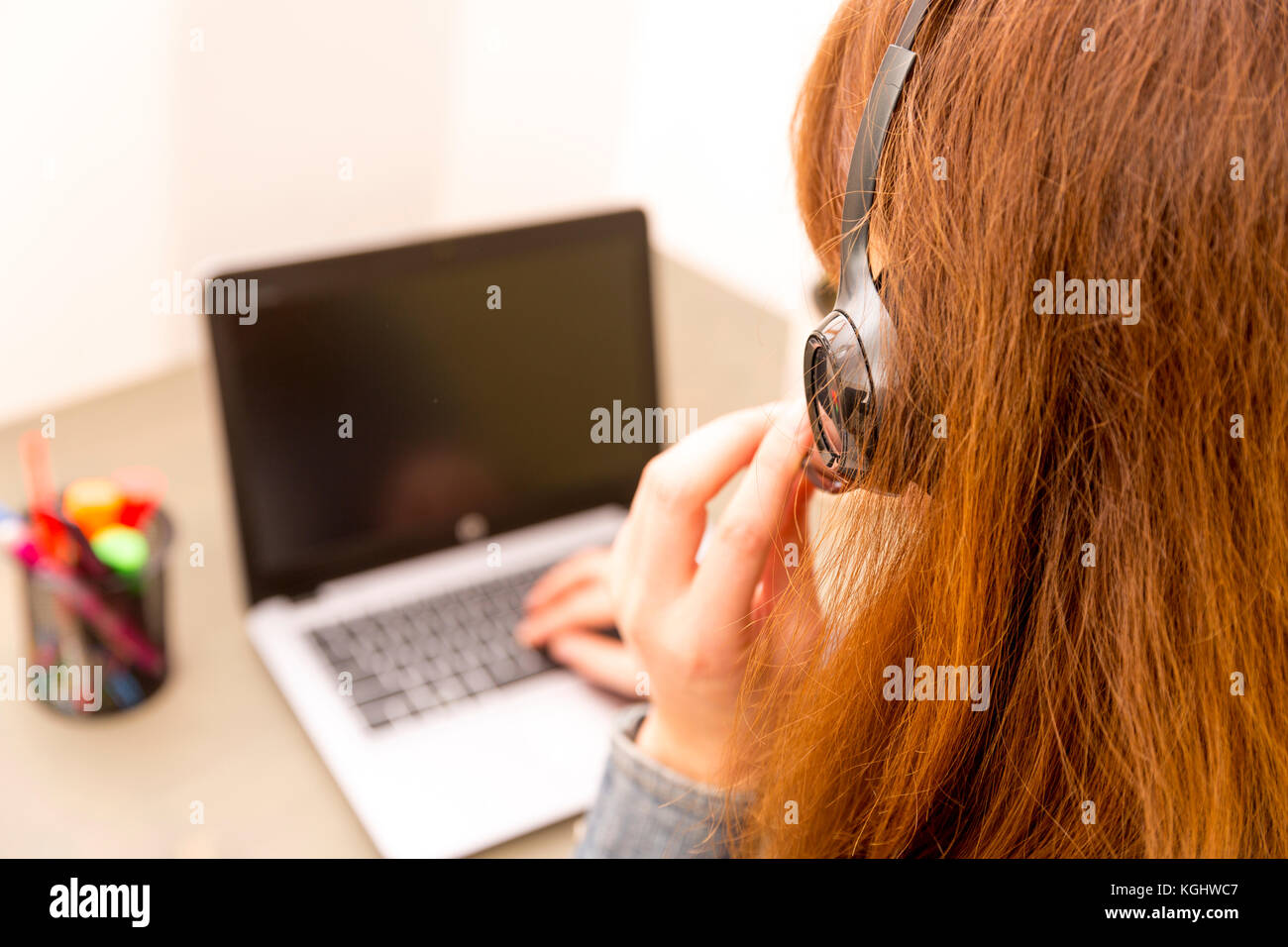 Hands free phone mic hi-res stock photography and images - Alamy