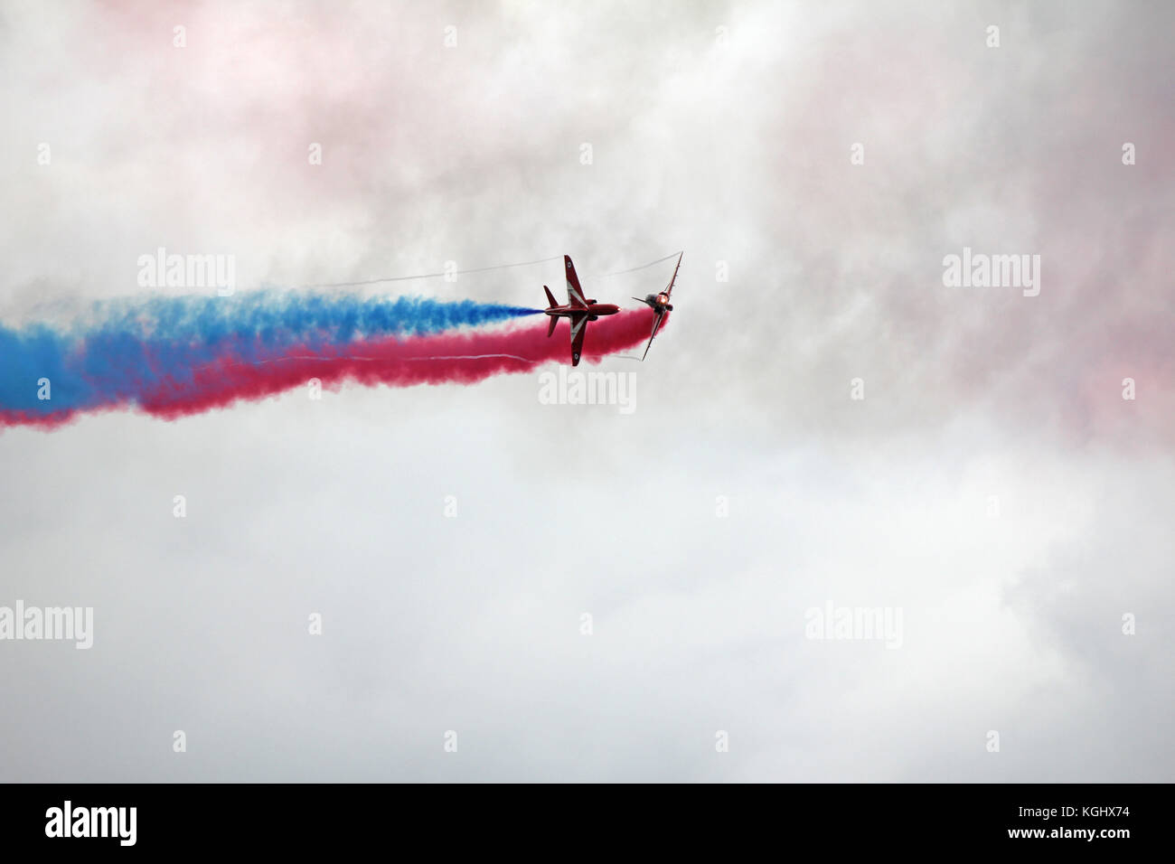 Red Arrows - Whoops! Apparent disaster is actually amazing skill ...