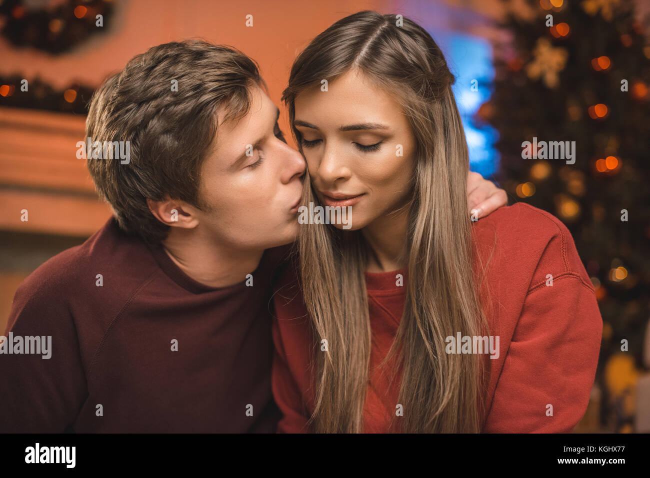 man kissing girlfriend Stock Photo - Alamy
