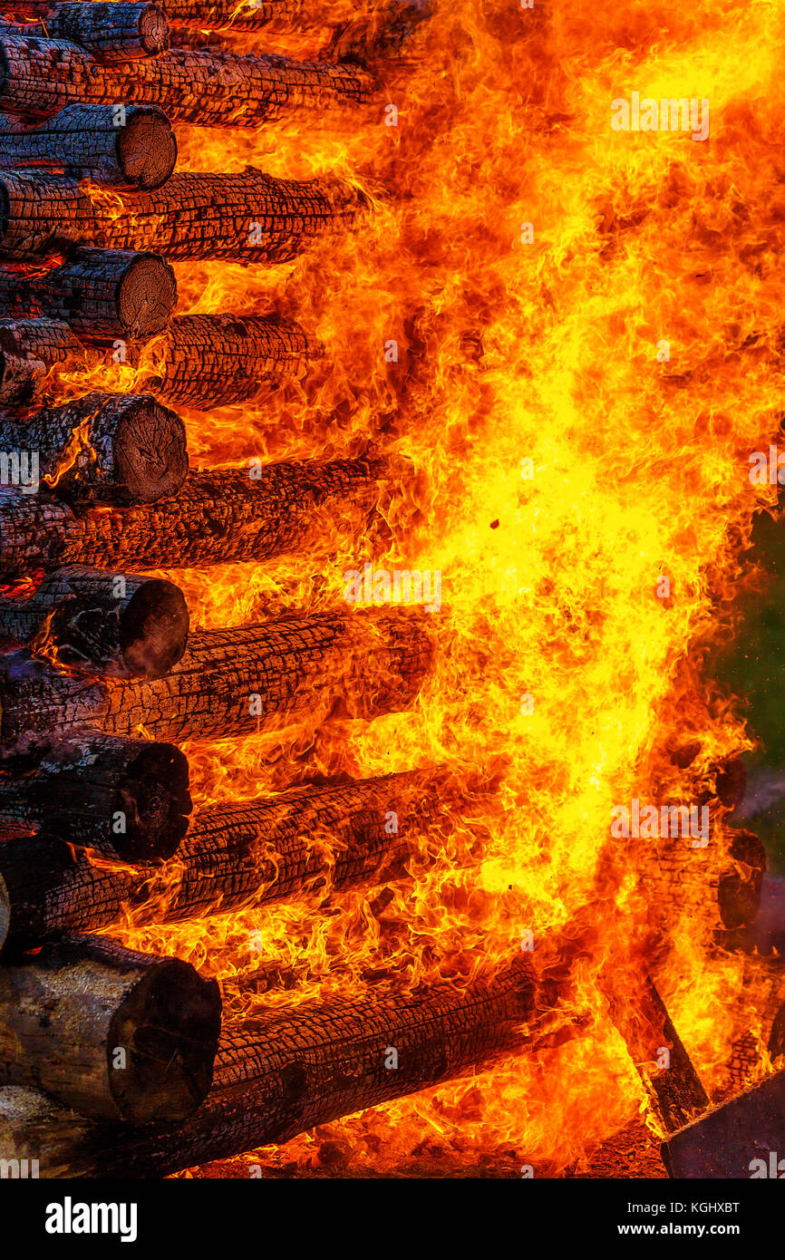 beautiful structure of burning logs and flames of great bonfire Stock ...