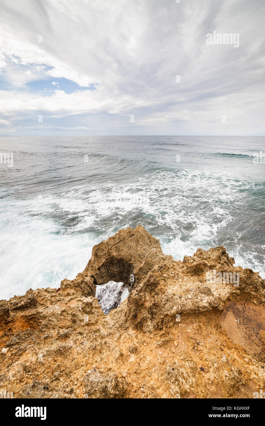 Waves crashing to rock Stock Photo - Alamy