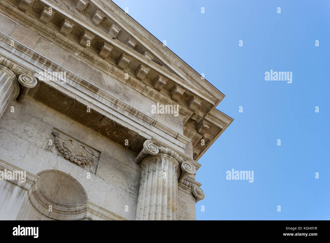 Gable columns hi-res stock photography and images - Alamy