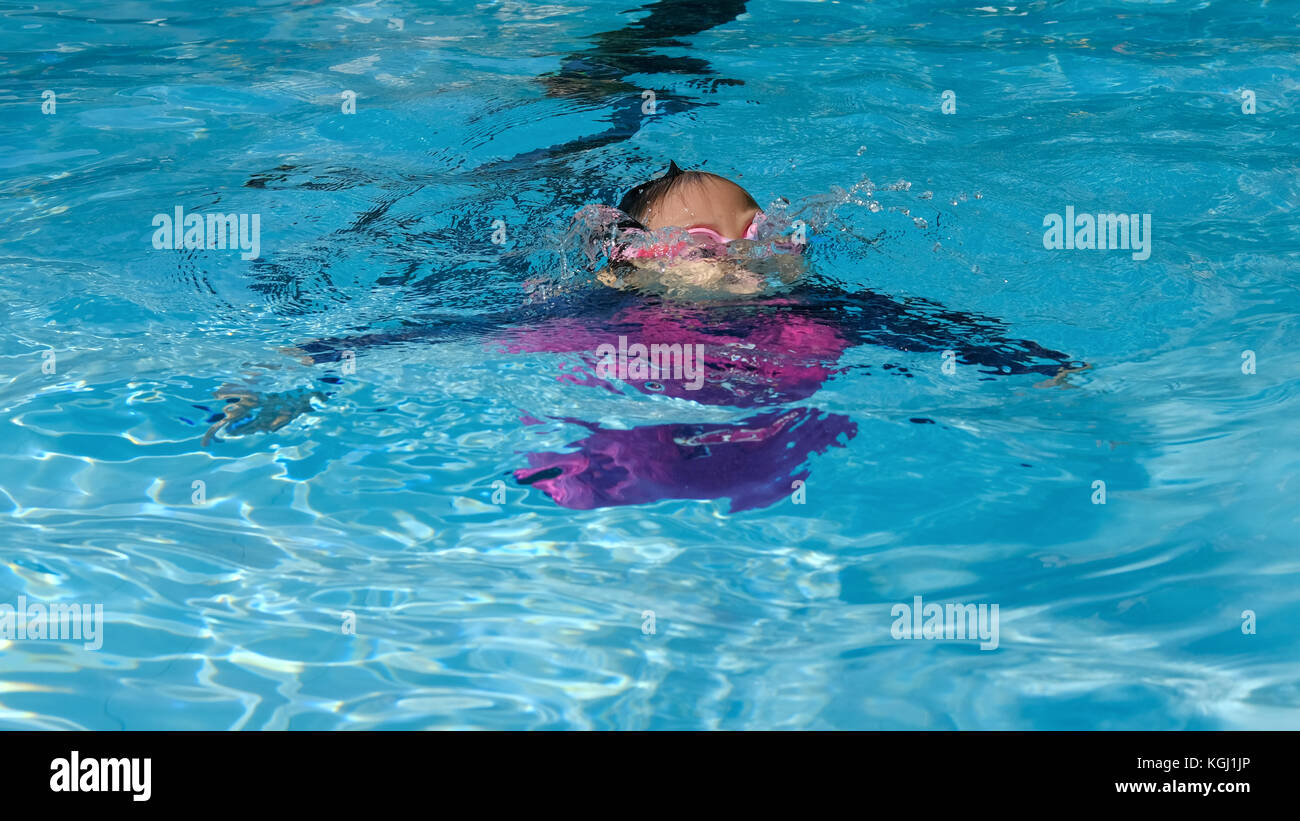 kid learn how to swim in swimming class Stock Photo - Alamy