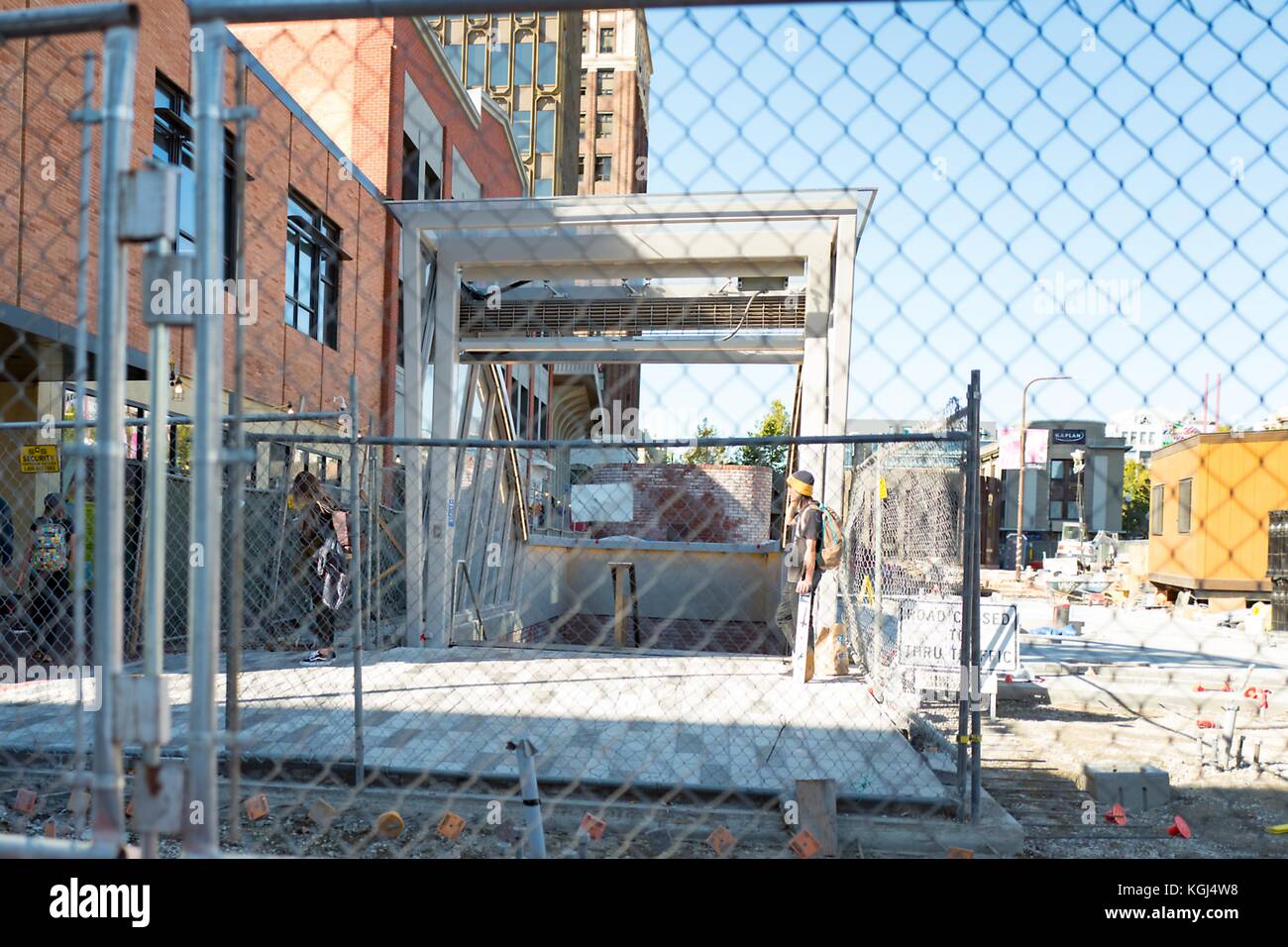 Chainlink construction fences hi-res stock photography and images - Alamy