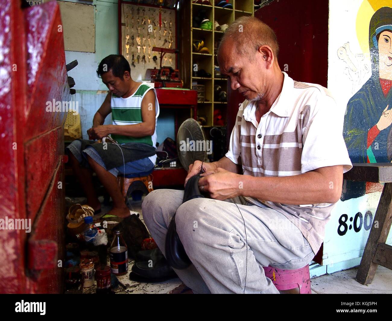 Shoe repair stall hi-res stock photography and images - Alamy