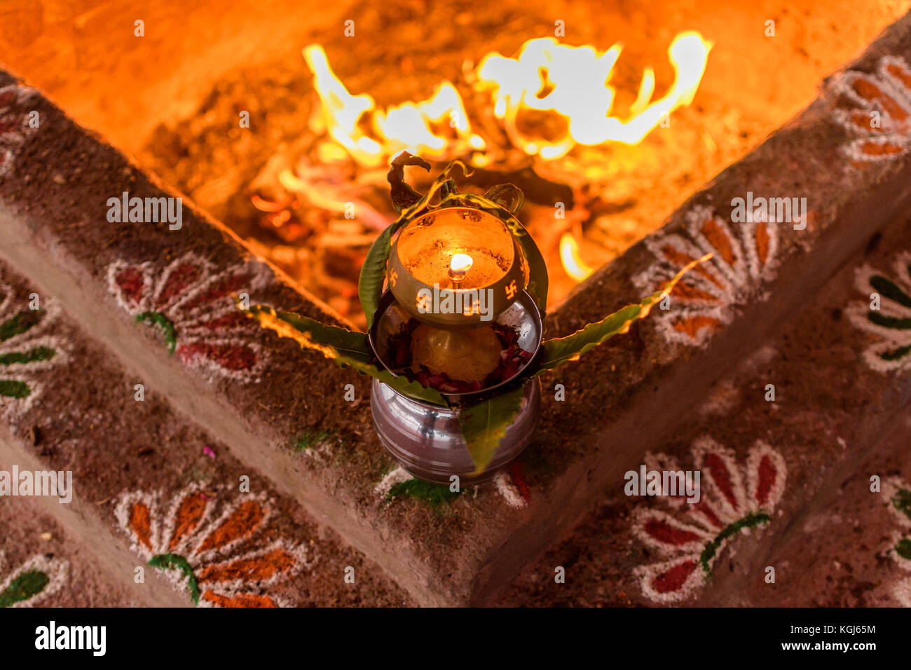 Puja tray hindu hi-res stock photography and images - Alamy
