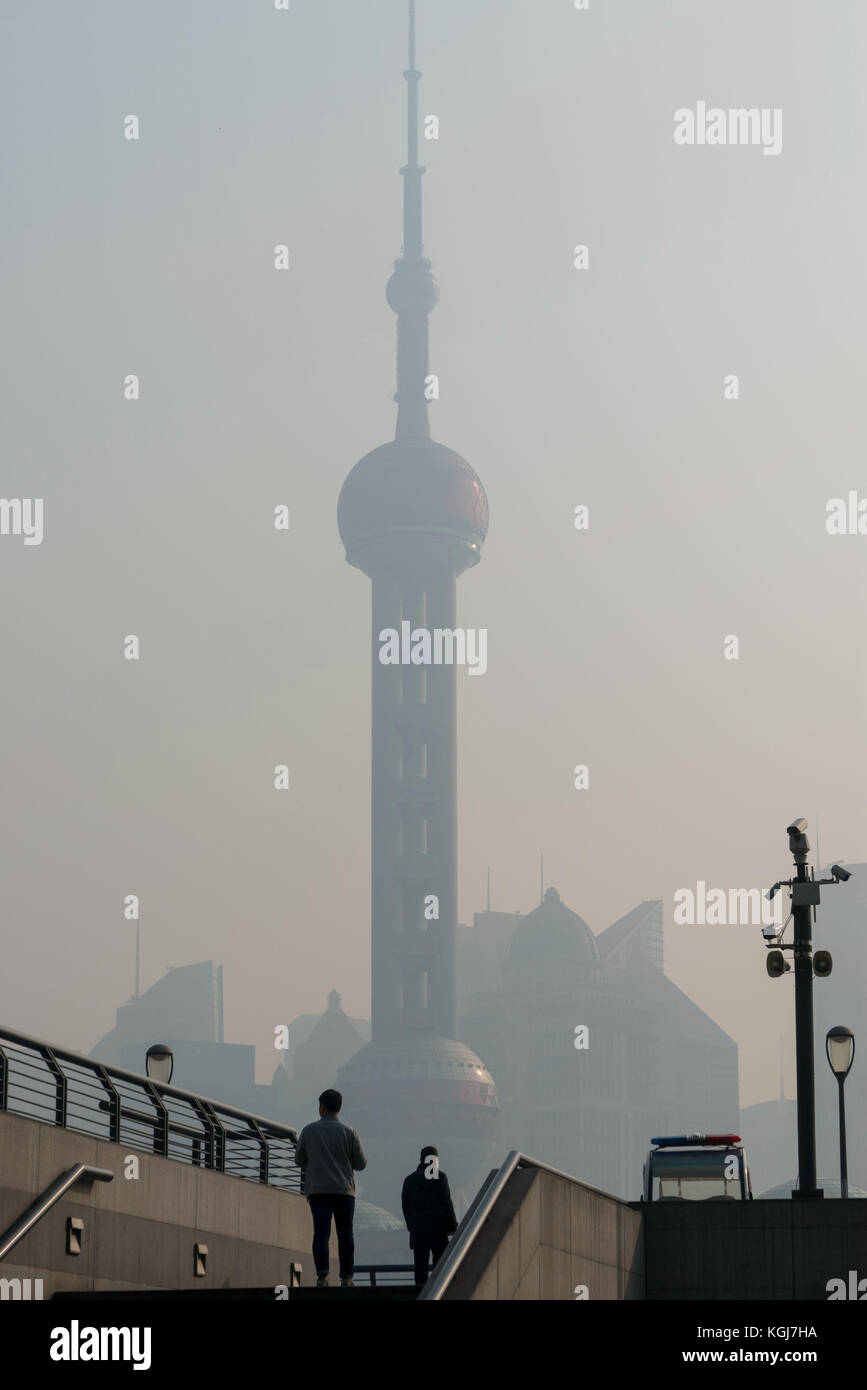 Shanghai, China. 8th Nov, 2017. (EDITORIAL USE ONLY. CHINA OUT) .Smoggy ...