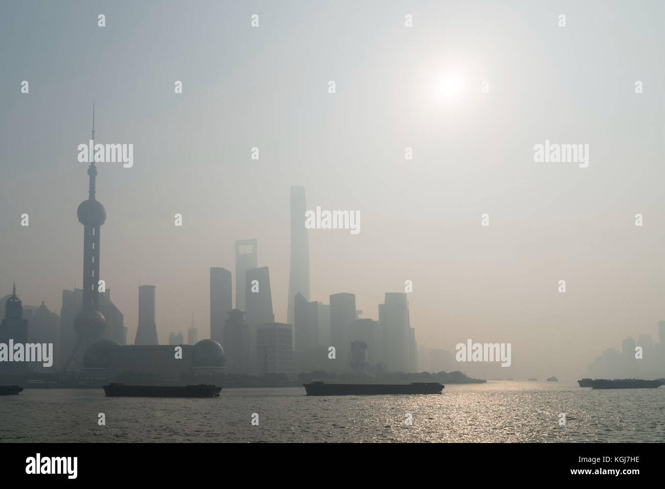 Shanghai, China. 8th Nov, 2017. (EDITORIAL USE ONLY. CHINA OUT) .Smoggy ...