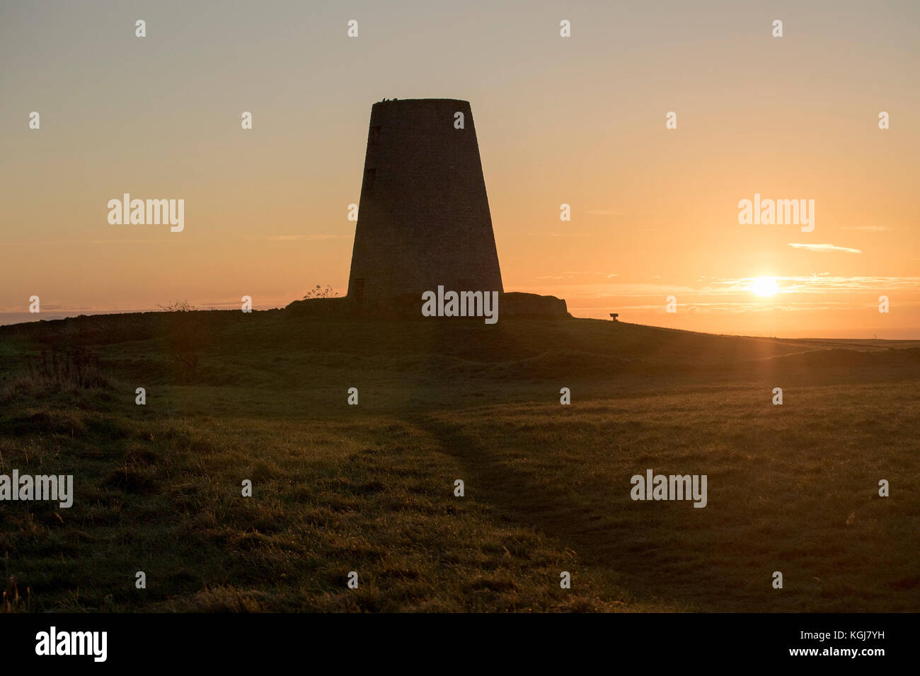 Sunderland, UK. 8th Nov, 2017. UK Weather: The sun appears over the ...