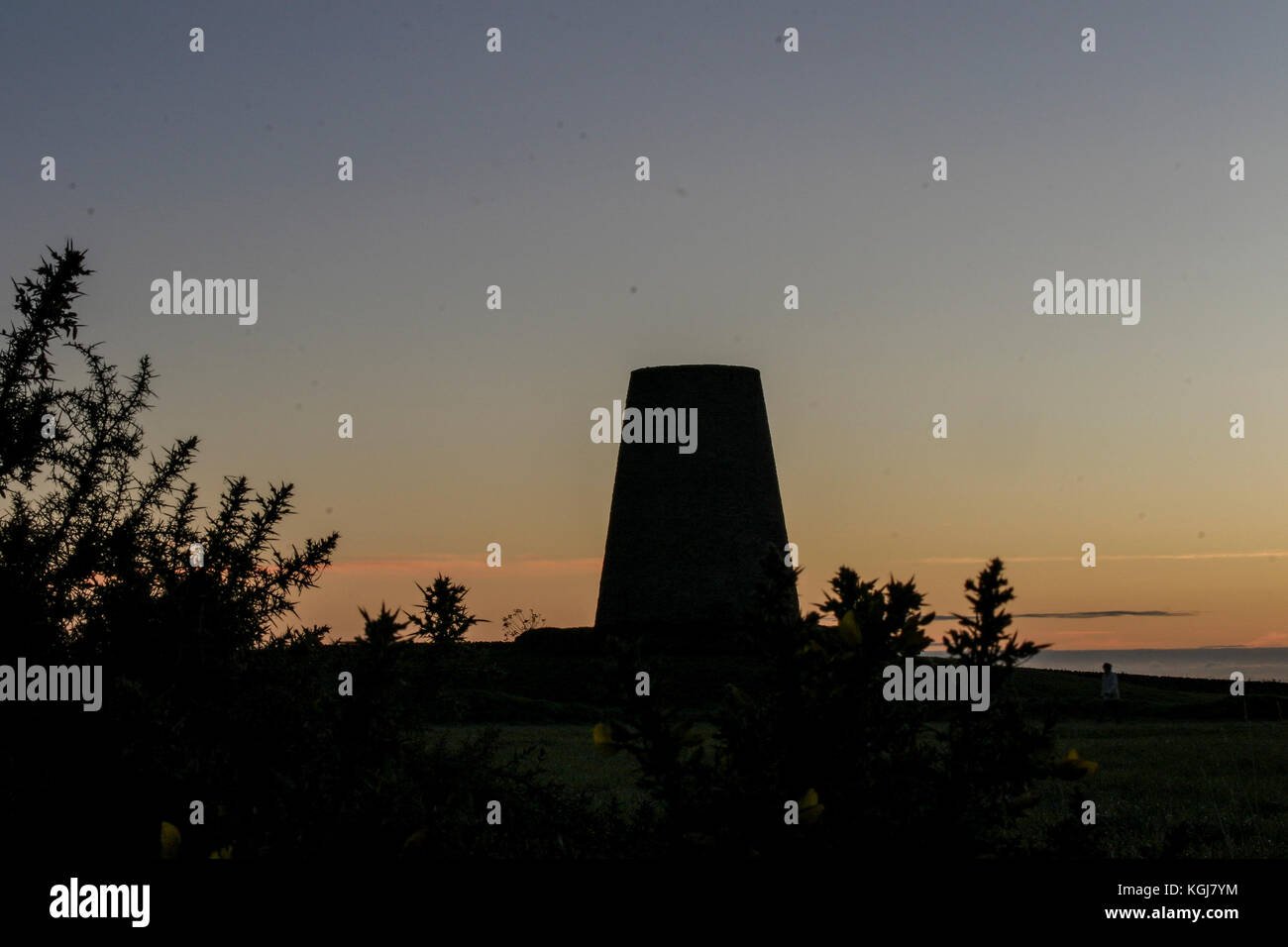 Sunderland, UK. 8th Nov, 2017. UK Weather: The sun appears over the ...
