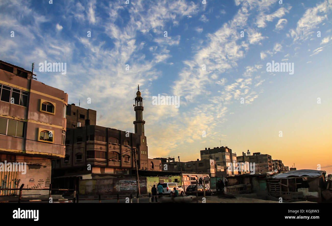 Gaza City, The Gaza Strip, Palestine. 7th Nov, 2017. Palestinians walk ...
