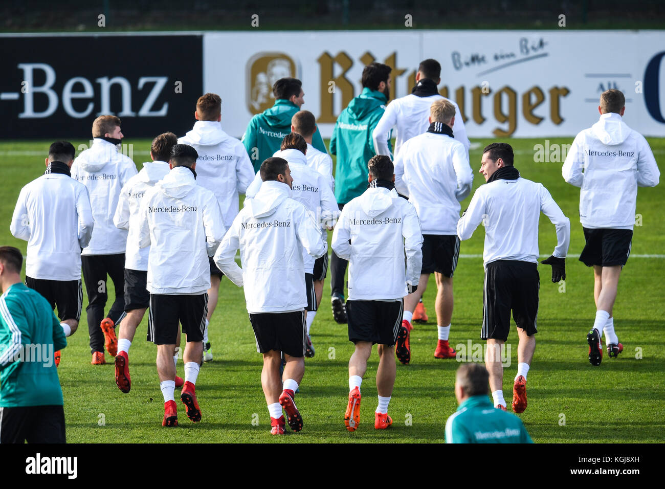 Berlin, Deutschland. 08th Nov, 2017. Mannschaft beim Einlaufen GES ...
