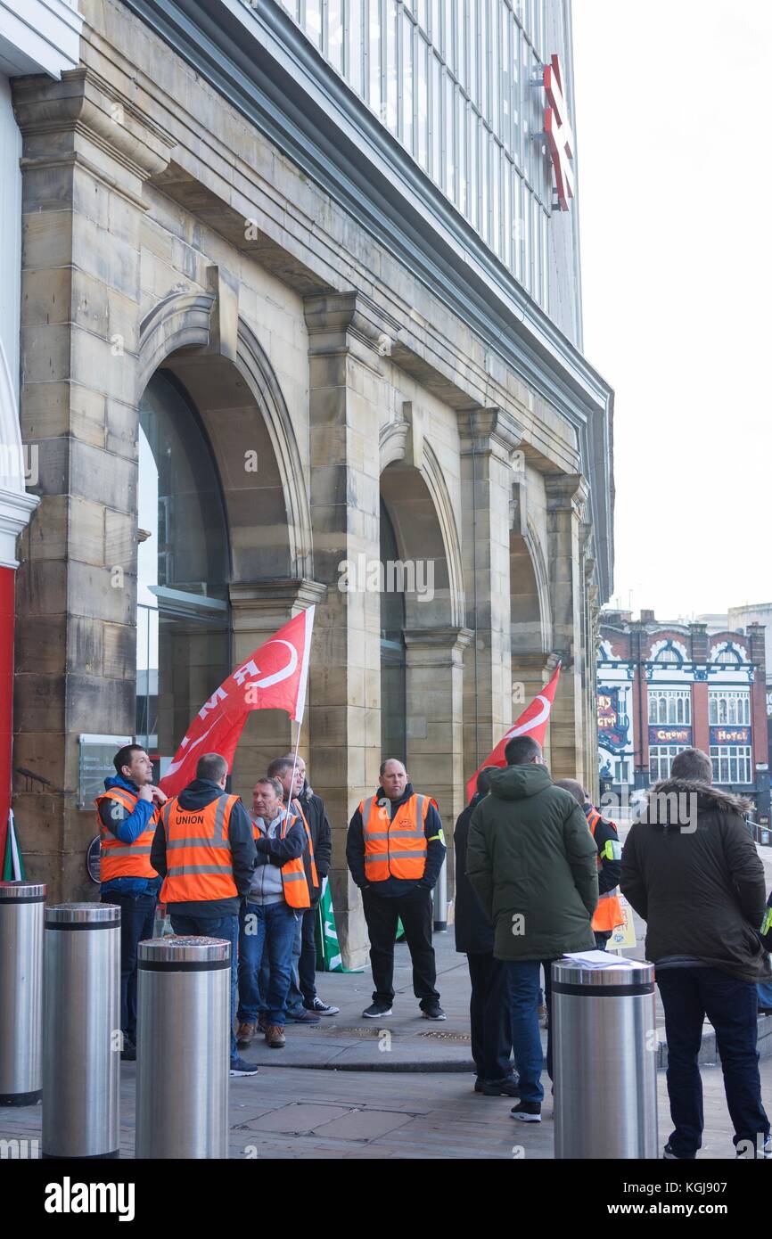 Liverpool, UK. 8th Nov, 2017. RMT Union Strike action causes travel ...