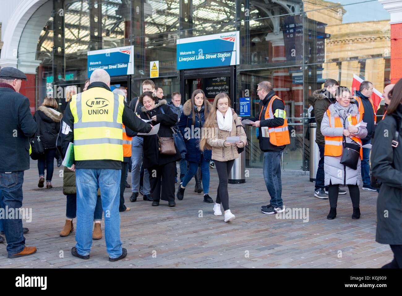 Liverpool, UK. 8th Nov, 2017. RMT Union Strike action causes travel ...