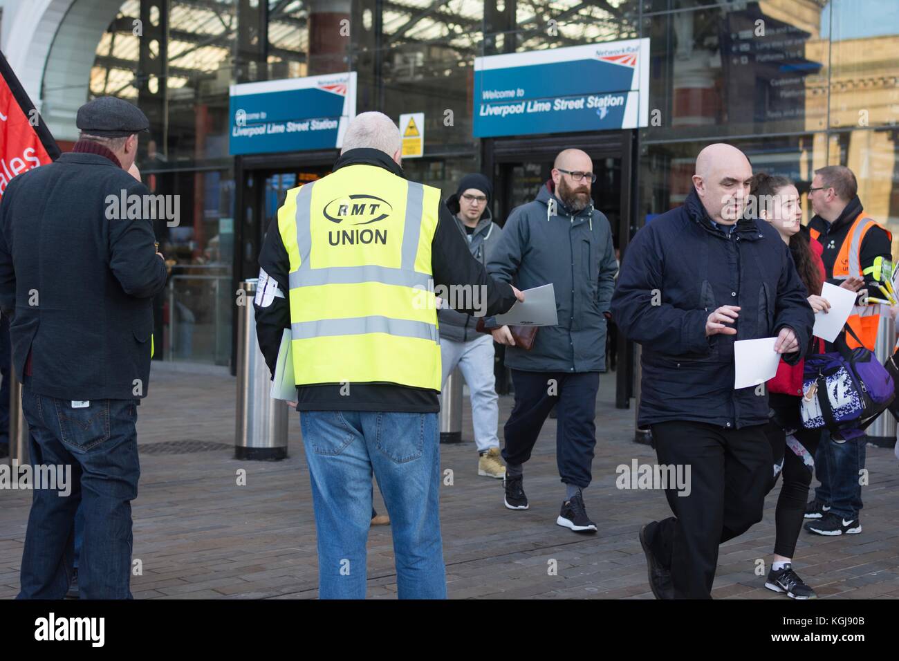 Liverpool, UK. 8th Nov, 2017. RMT Union Strike action causes travel ...