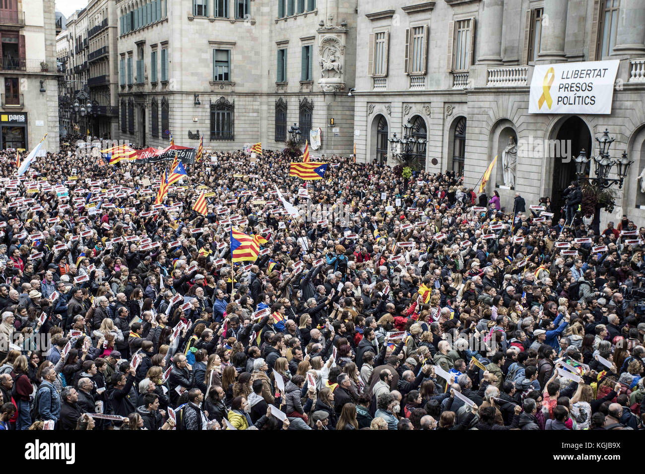 Barcelona, Barcelona, Spain. 8th Nov, 2017. Thousands of protesters ...