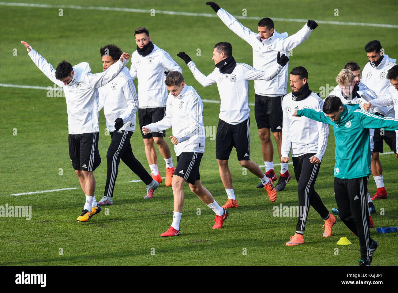 Berlin, Deutschland. 08th Nov, 2017. Team lauft sich ein GES/ Fussball ...