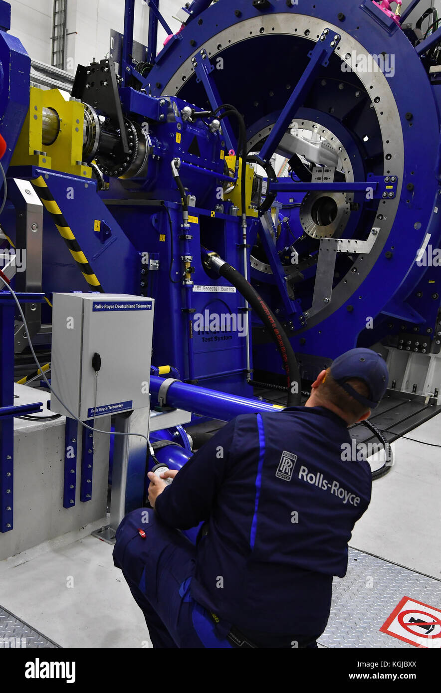 Dahlewitz, Germany. 08th Nov, 2017. A Rolls Royce employee works on the ...