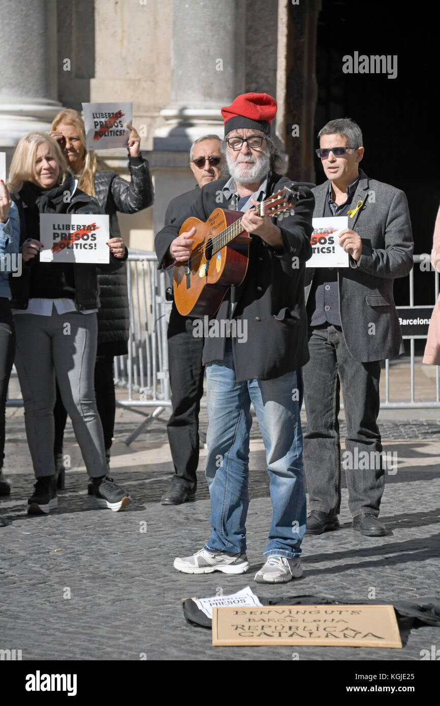 Barcelona, Spain. 07th Nov, 2017. An unidentified man plays a guitar ...