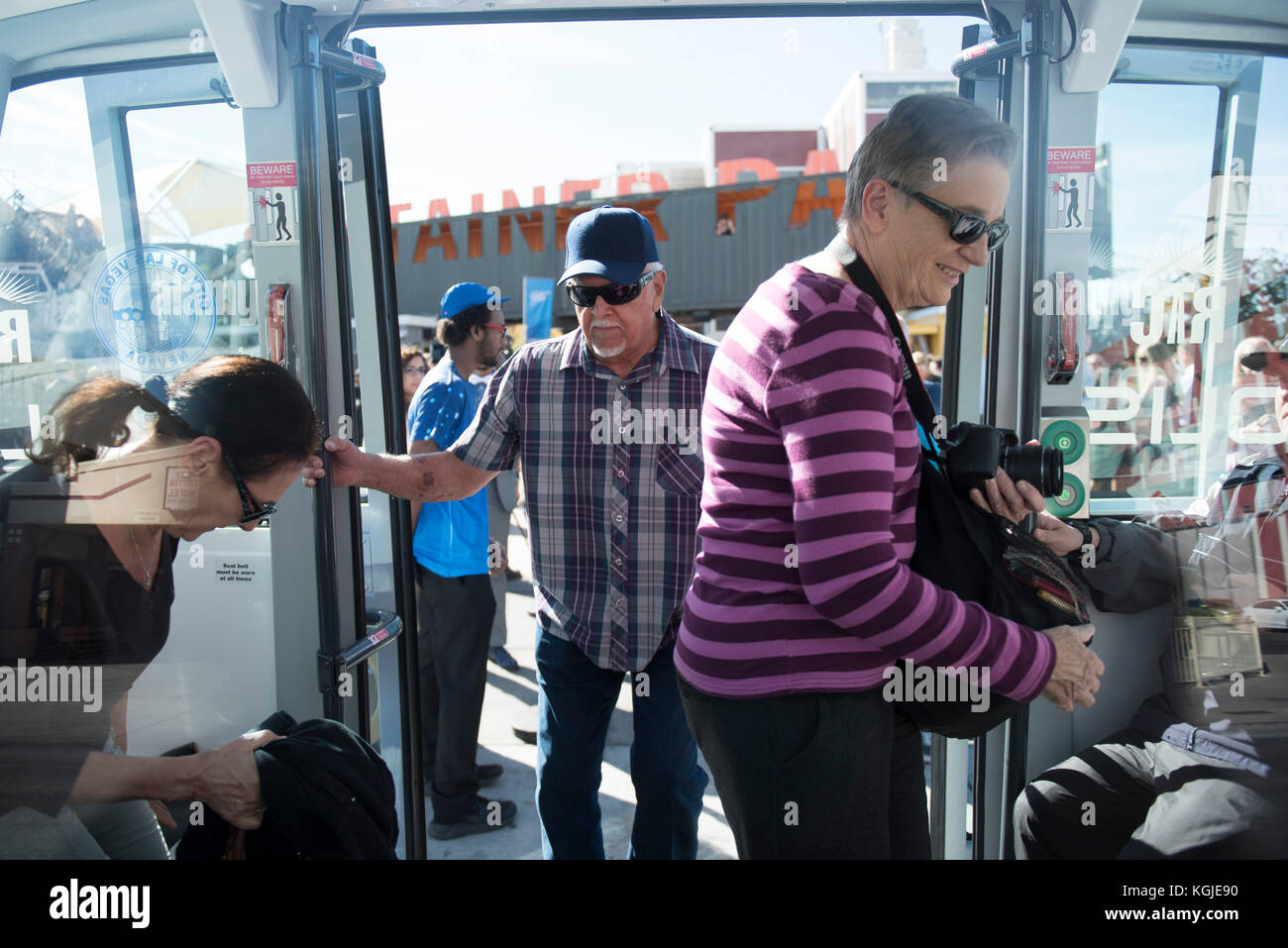 Las Vegas, USA . 08th Nov, 2017. Passengers step onto a Navya Arma ...