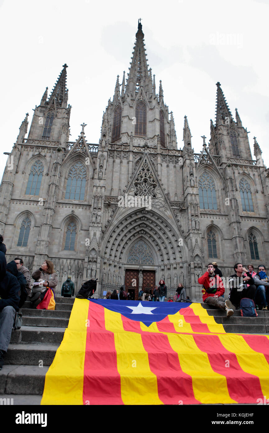 Barcelona, Spain. 08th Nov, 2017. Catalan Flag, Estelada, on the steps ...