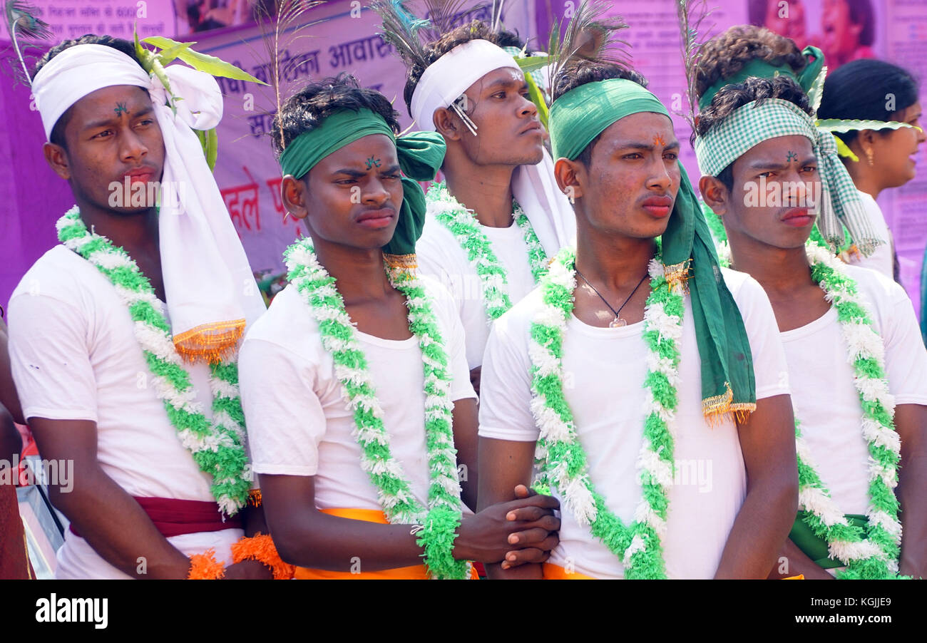 Chaibasa, Jharkhand, India. 08th Nov, 2017. Folk artist from Jharkhand ...