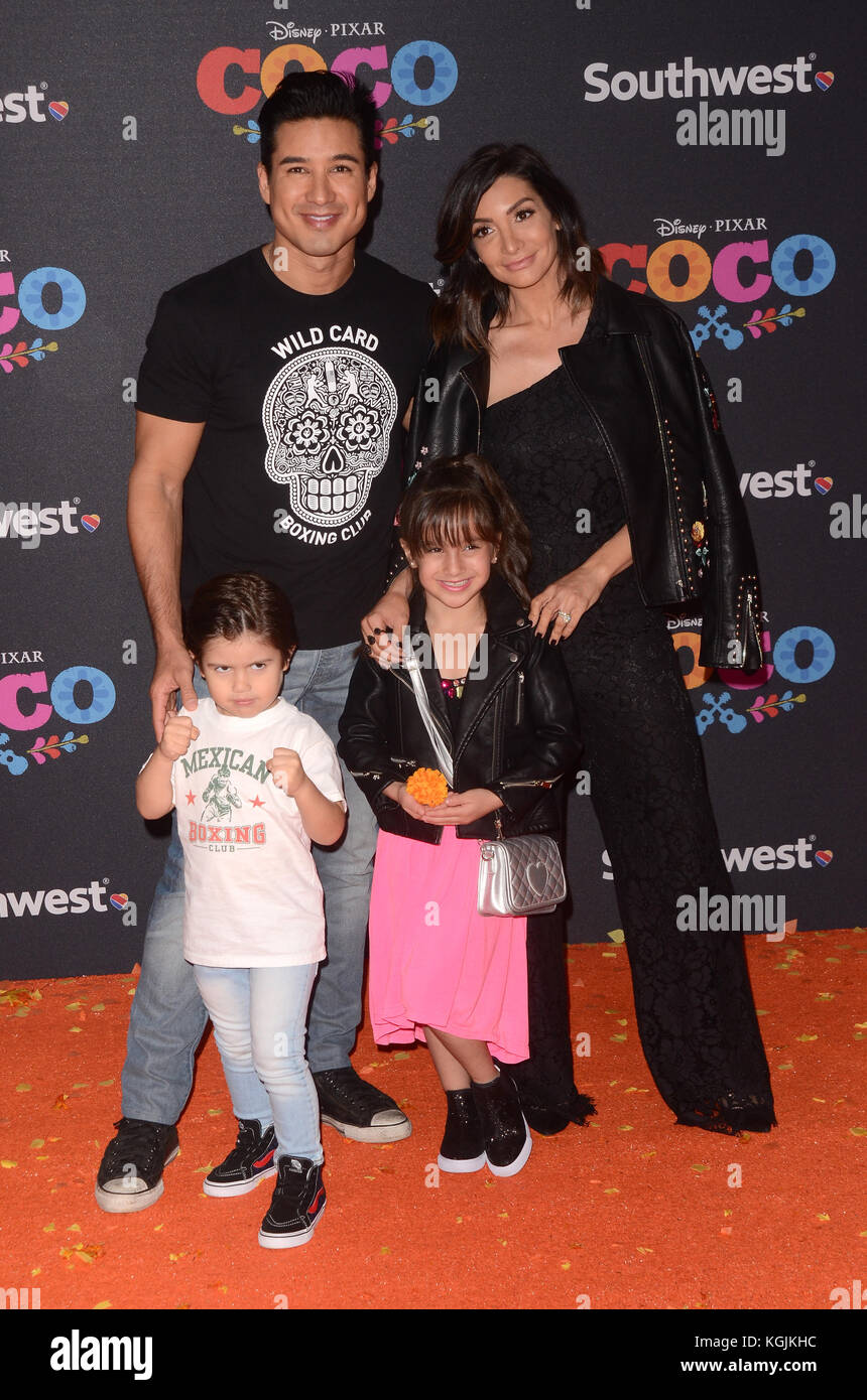 Los Angeles, Ca, USA. 08th Nov, 2017. Mario Lopez, Dominic Lopez, Gia ...