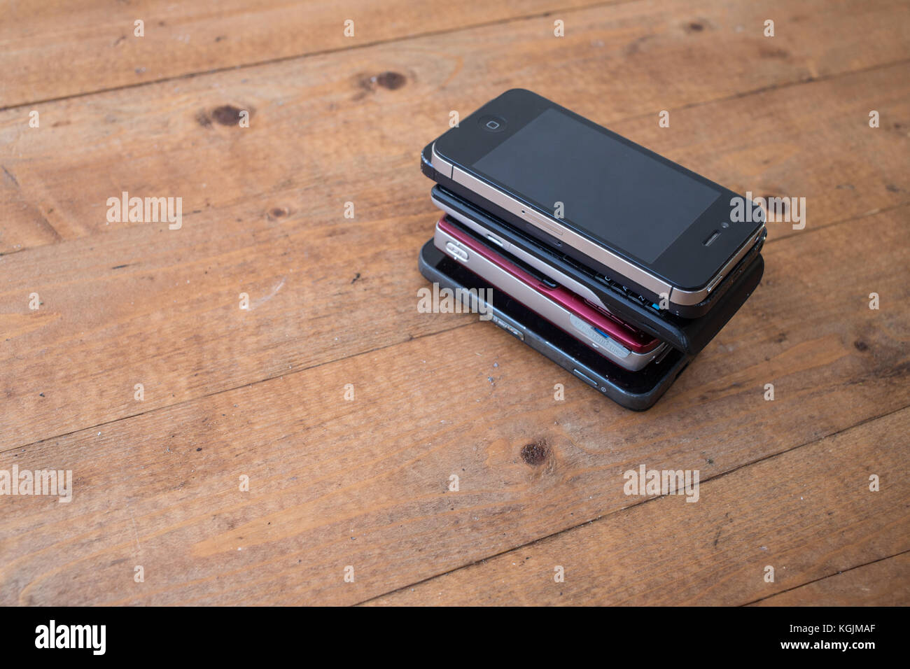 Smartphones table hi-res stock photography and images - Alamy