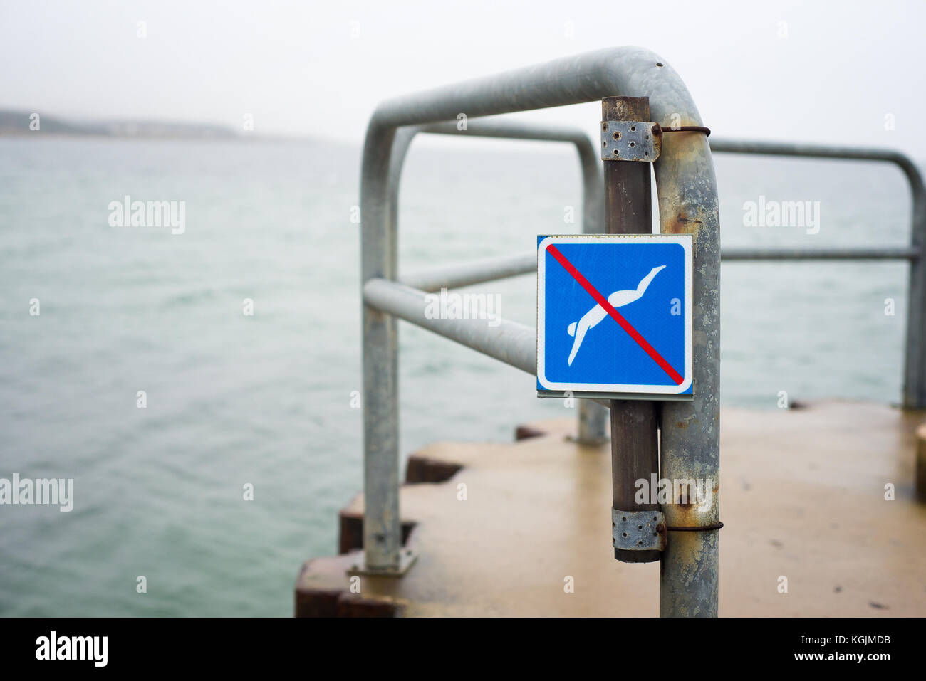 Fog warning sign hi-res stock photography and images - Alamy