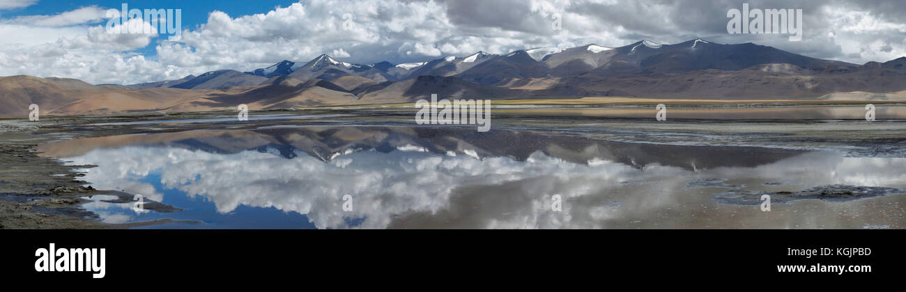 Mountain lake Tso Kare with a mirror image on the surface: in the water ...