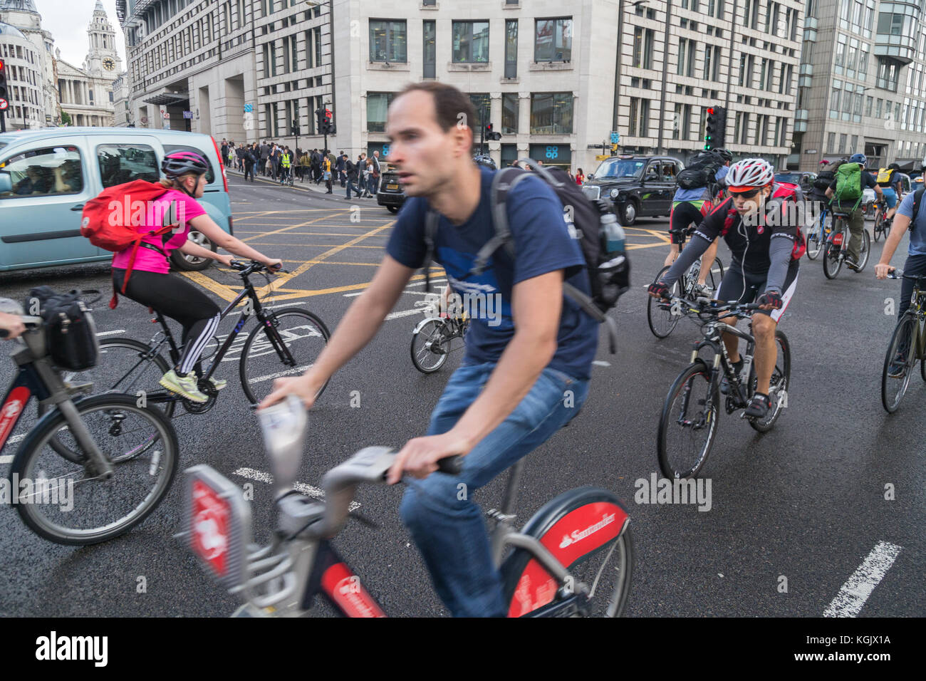 Rush-hour commuting cyclists on the North-South cycle superhighway at ...