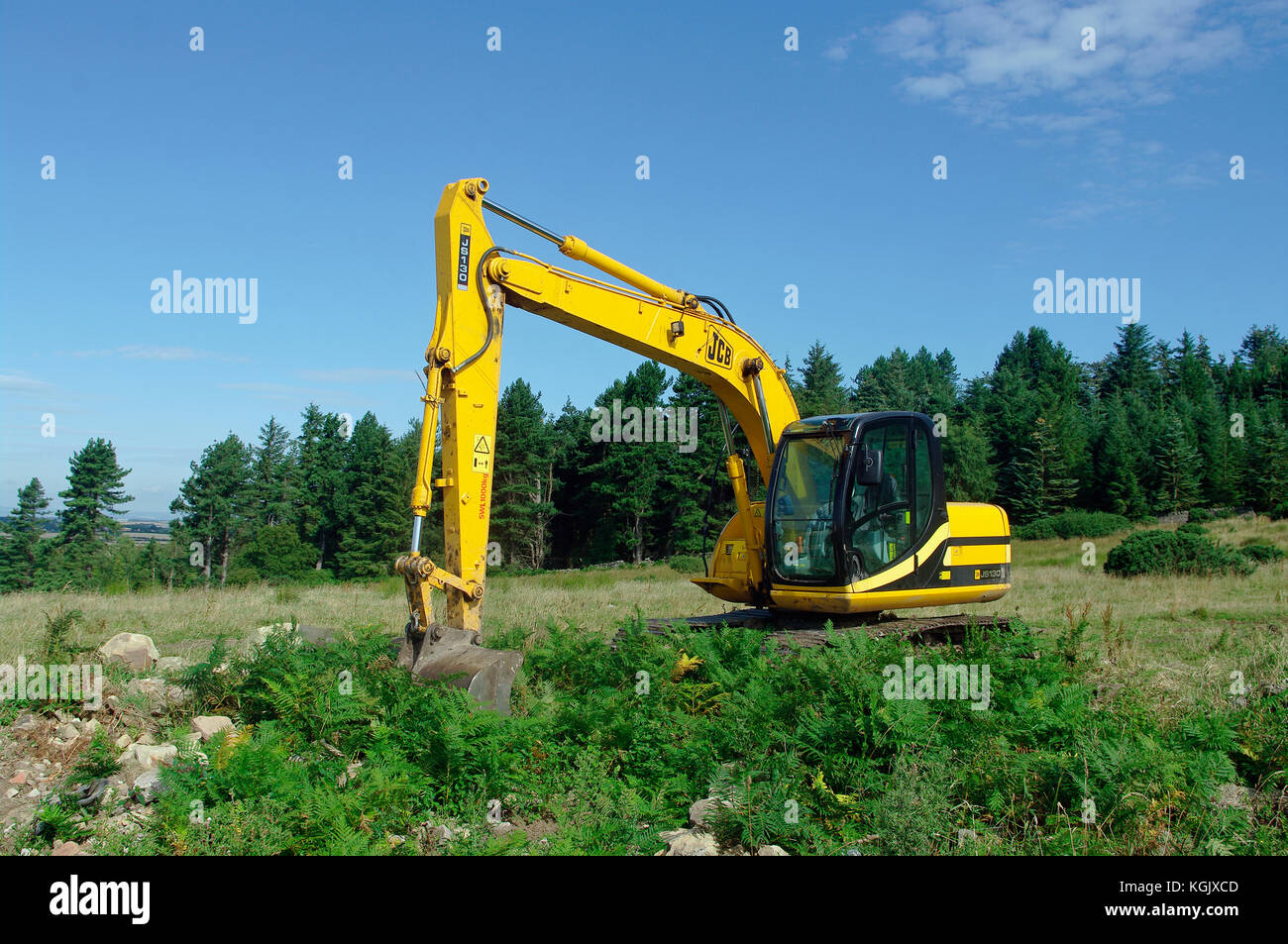 Excavator digging moving earth hi-res stock photography and images - Alamy