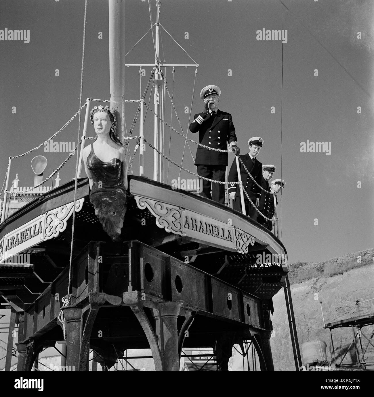 Alec guinness 1957 hi-res stock photography and images - Alamy