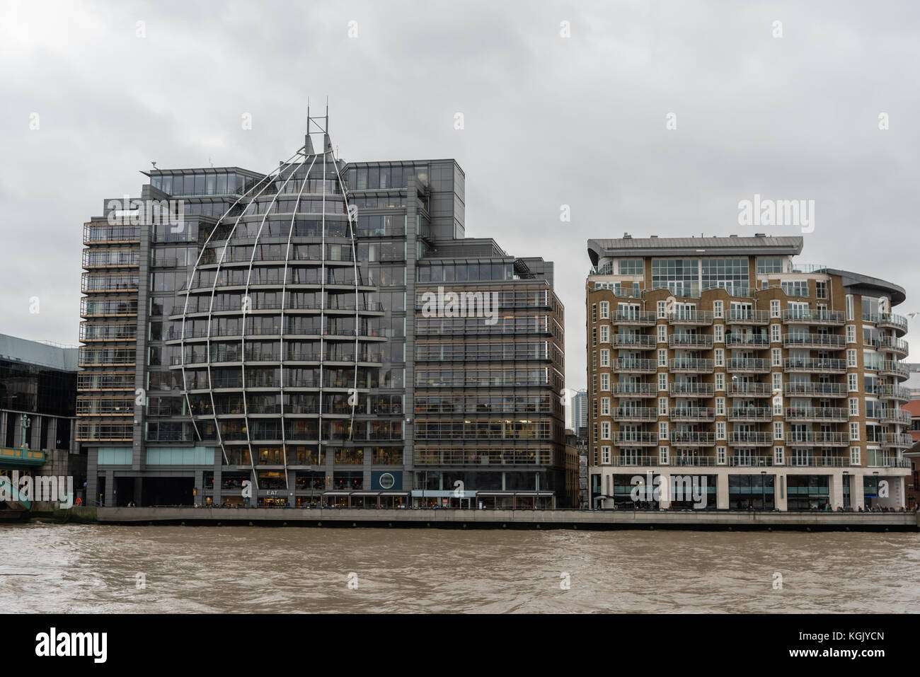 Buildings Along The Thames Stock Photos & Buildings Along The Thames ...