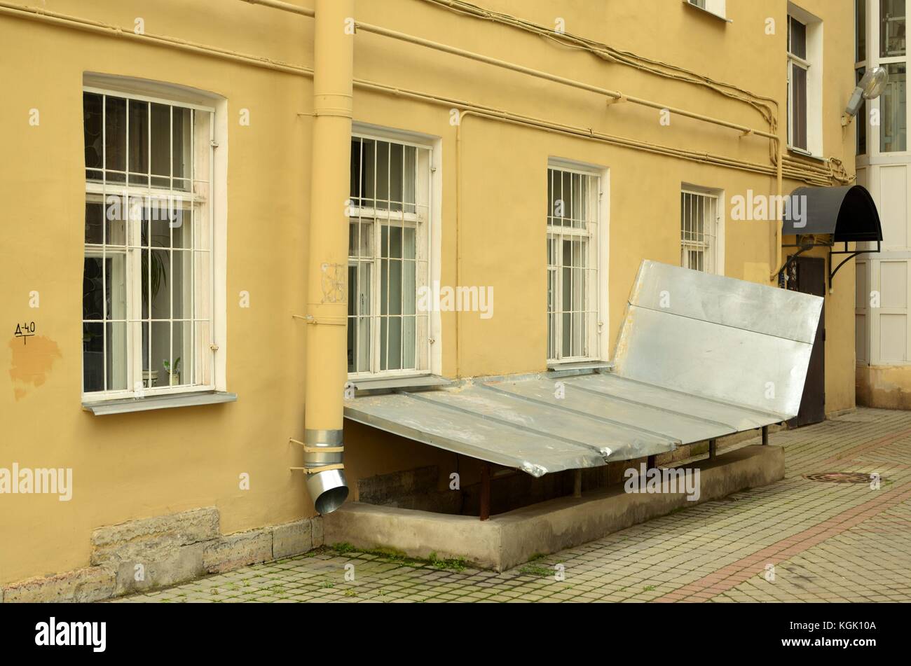 Entrance basement house hi-res stock photography and images - Alamy