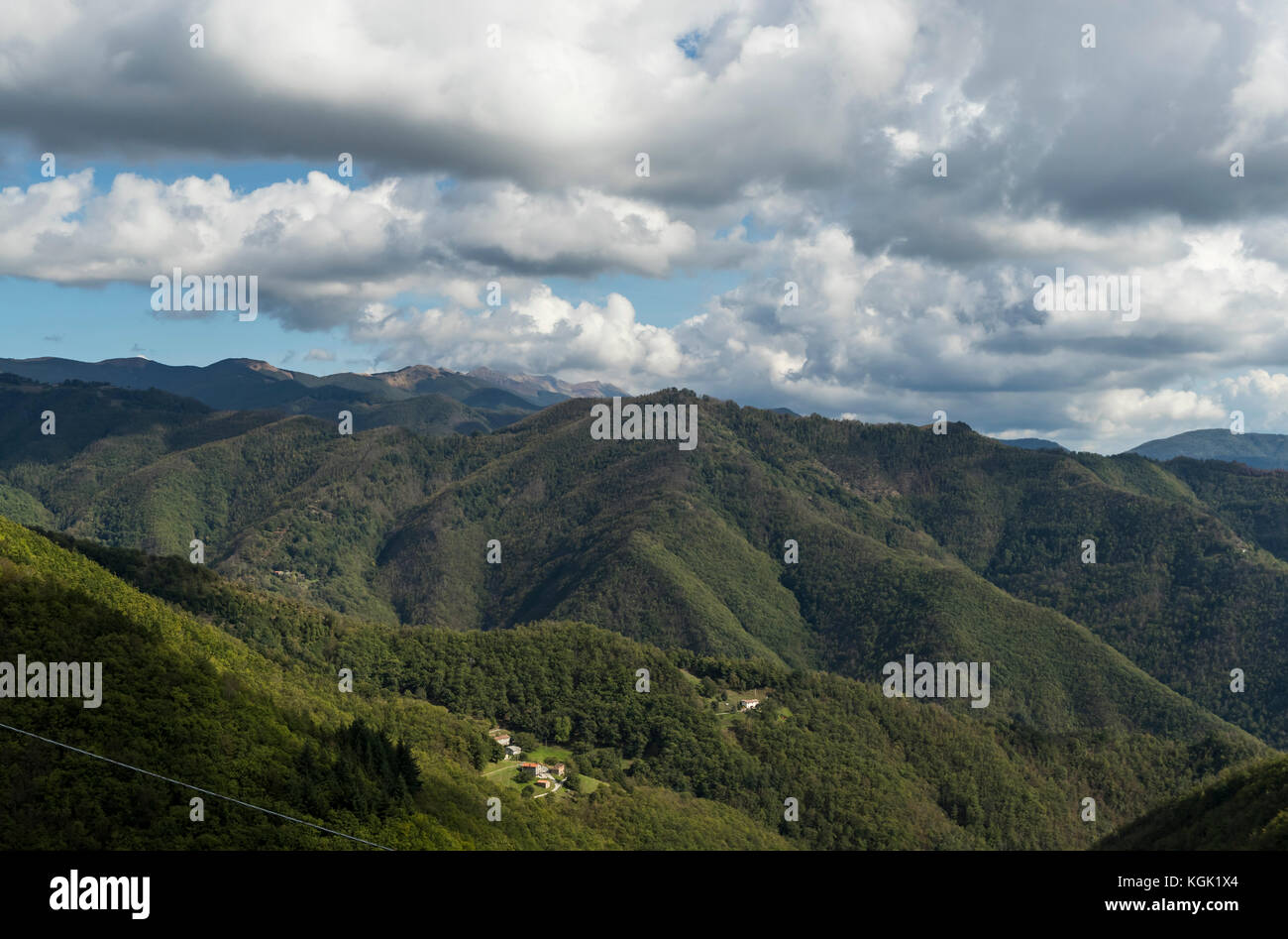 Tuscan hills along the Strada provinciale 72 del Passo delle Radici ...