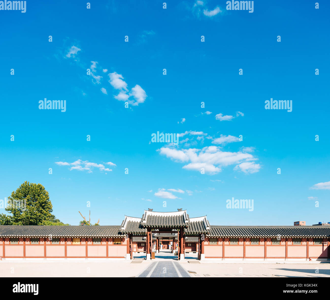 Korean gates hi-res stock photography and images - Alamy