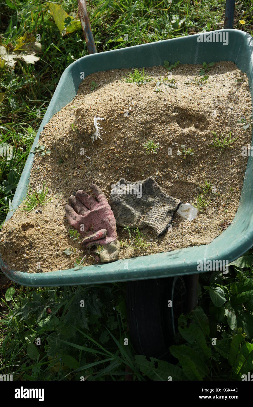 Barrow load hi-res stock photography and images - Alamy