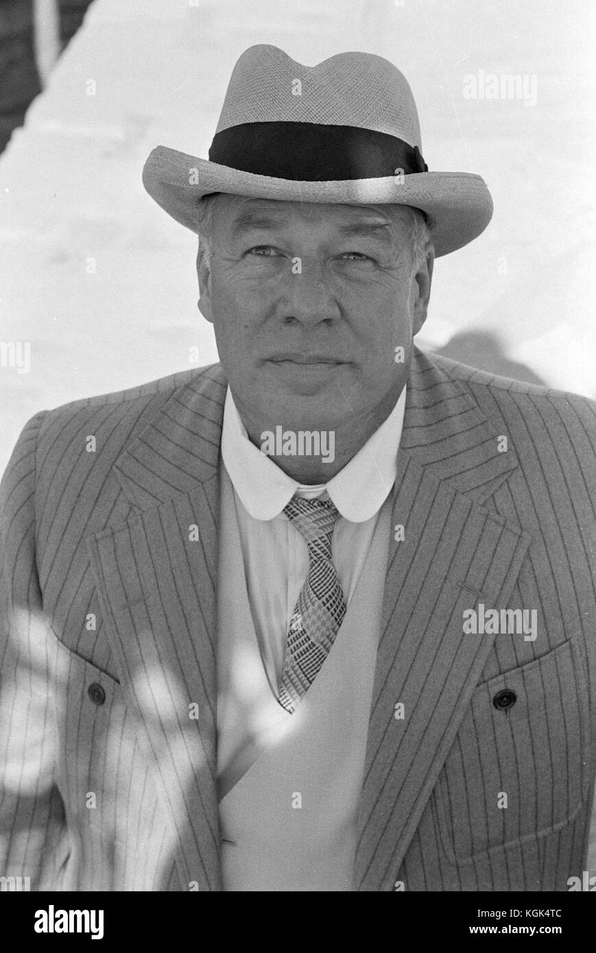 George kennedy death on the nile hi-res stock photography and images ...