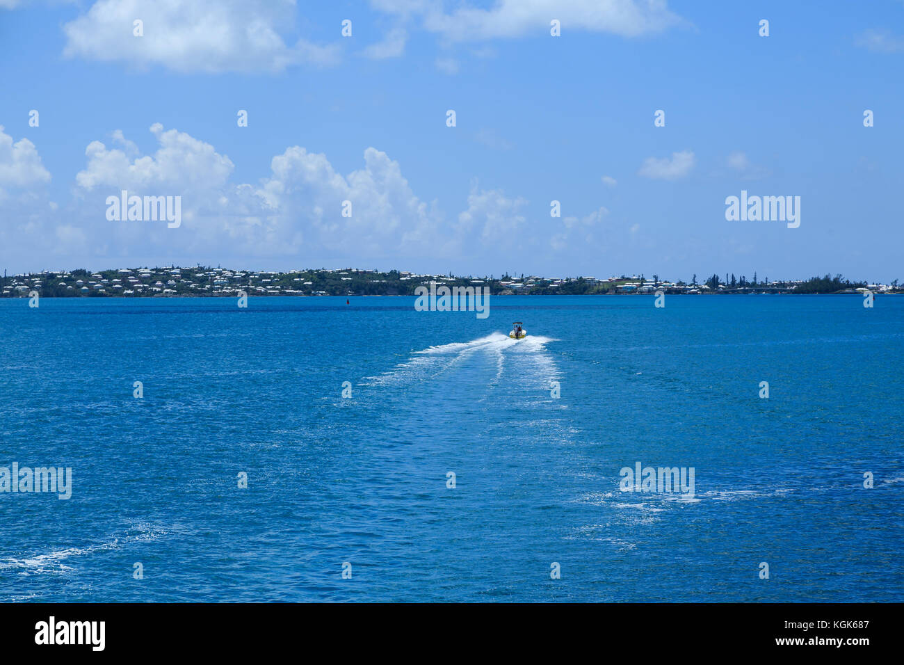 Boat Speeding Across Calm Blue Bermuda Bay Stock Photo - Alamy
