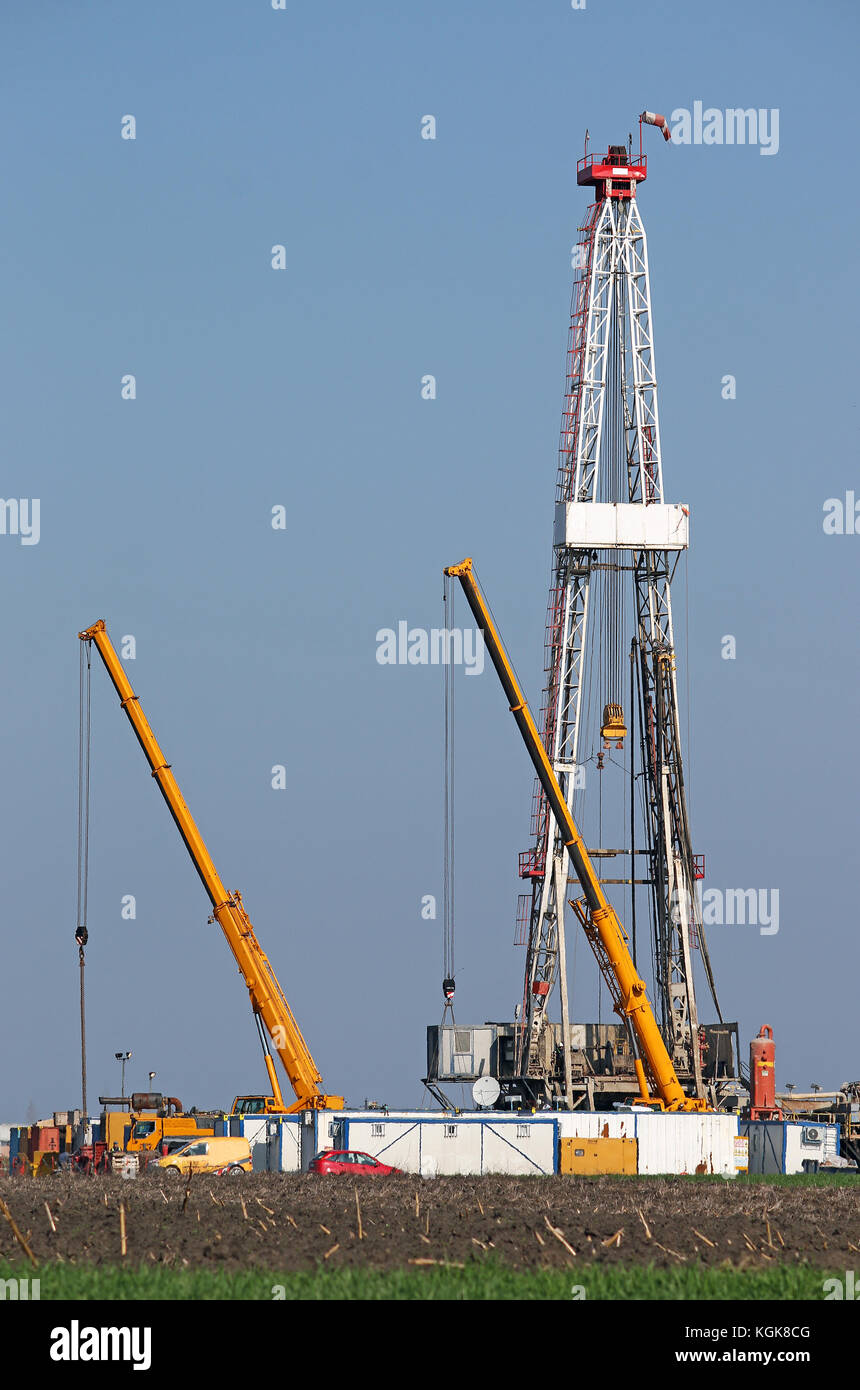 land oil drilling rig mining industry Stock Photo - Alamy